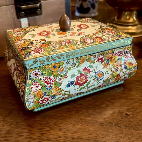 Accents | Vintage Dutch Floral Decorative Tin Box | Poshmark
